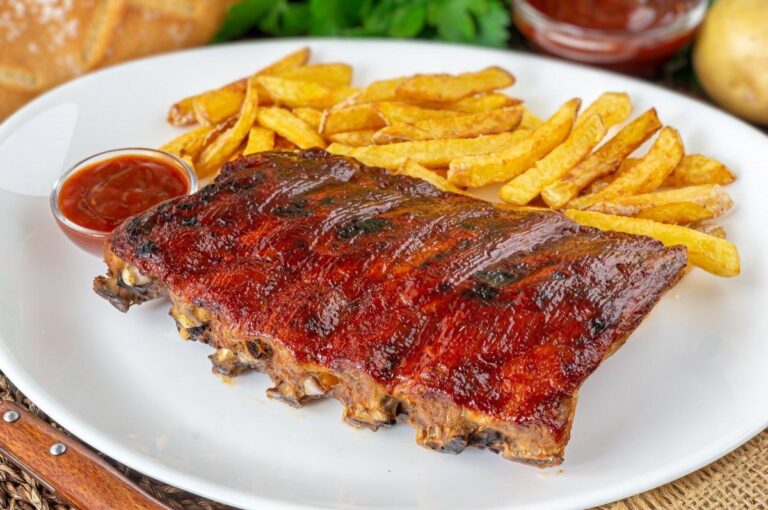 Costillas de cerdo en adobo con patatas a lo pobre - Canaleta Meat